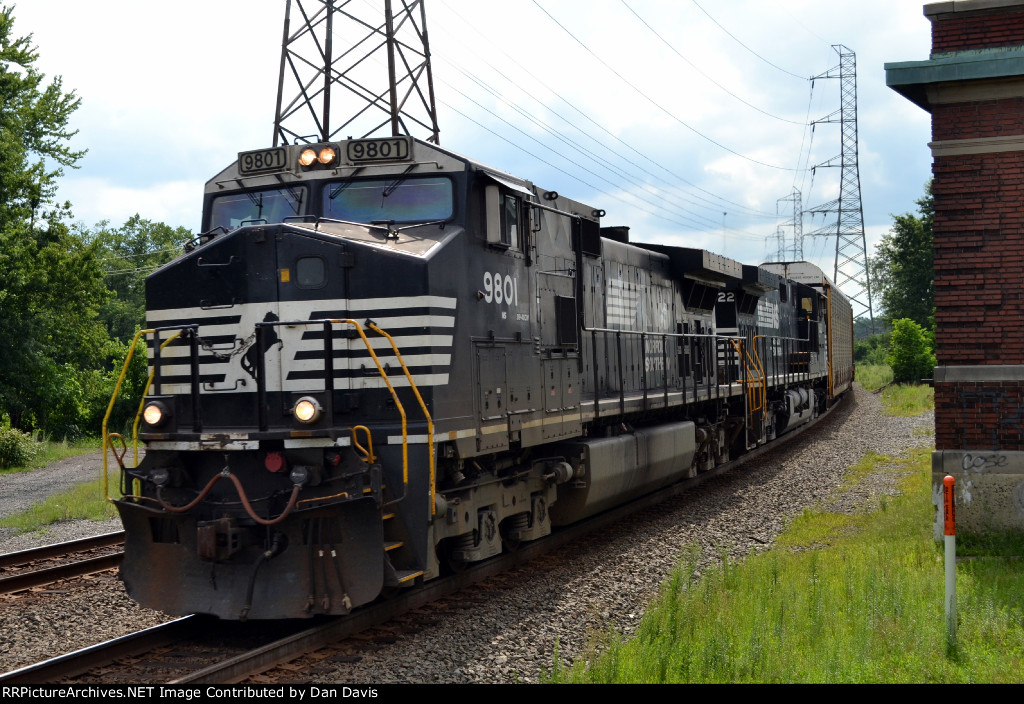 A pair of C40-9Ws lead 18N through Bound Brook